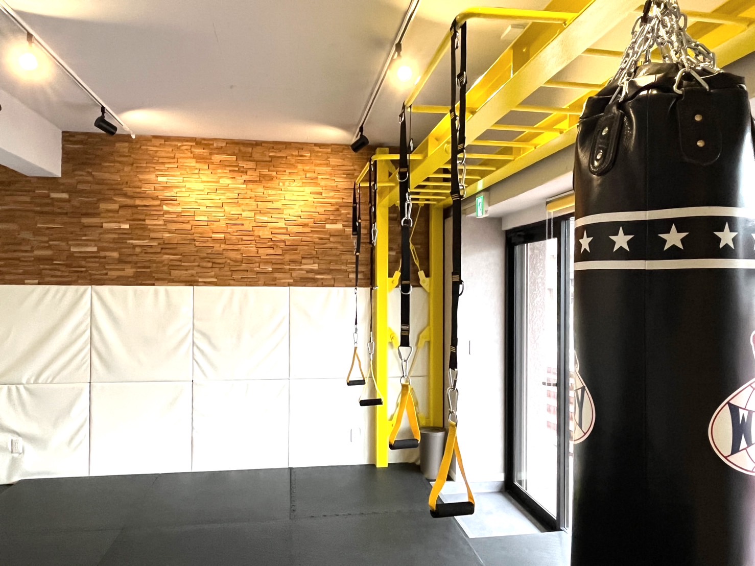 施設案内 - プライベートトレーニングスタジオ HAREZ